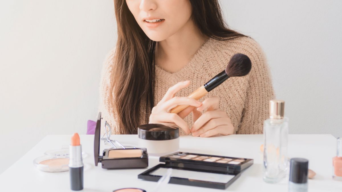 From Flaky To Fetching: Makeup Tips For Dry Skin | Zee Zest