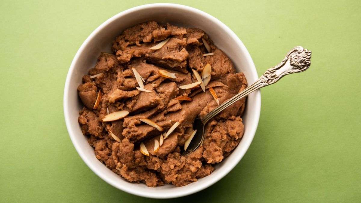 Best Recipe To Prepare Authentic Singhara Atta Halwa | Zee Zest