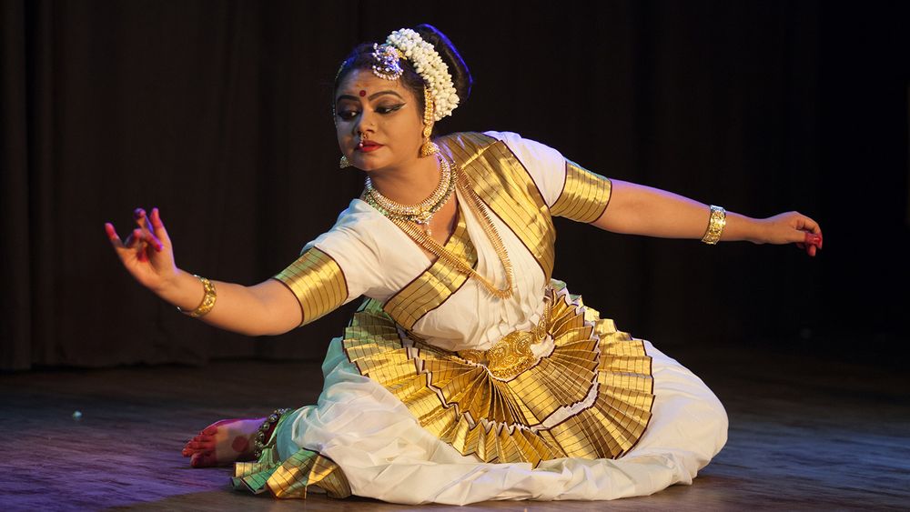 What Is Kasavu Saree | History And Origin Of Kasavu | Zee Zest