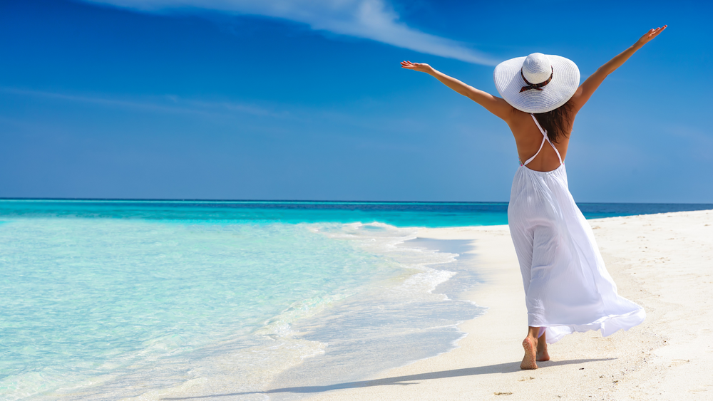 8 Beach Poses To Capture For The ‘Gram I Zee Zest