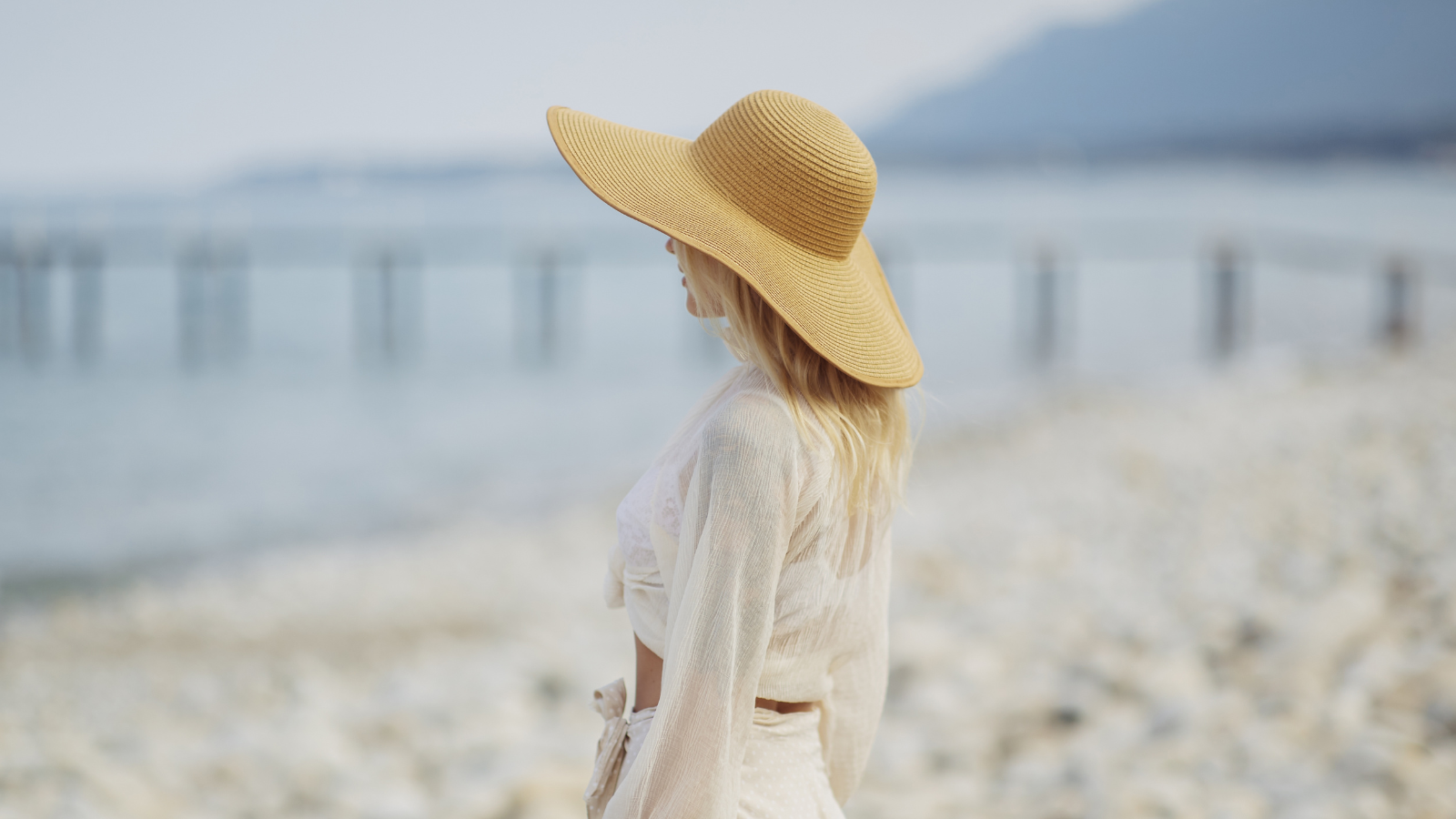 8 Beach Poses To Capture For The ‘Gram I Zee Zest