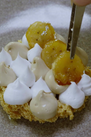 Watch Mini Ghevar With Dulce De Leche Cream And Caramelised Bananas ...