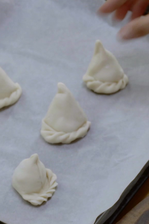 Watch Mawa Samosa Recipe By Chef Akansha Khatri