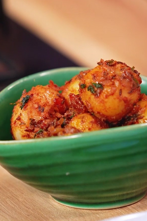 Watch Lasaniya Bateta & Kela Recipe By Chef Smit Sagar