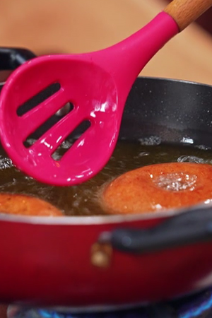 Watch Medu Vada Sandwich Recipe By Chef Smit Sagar